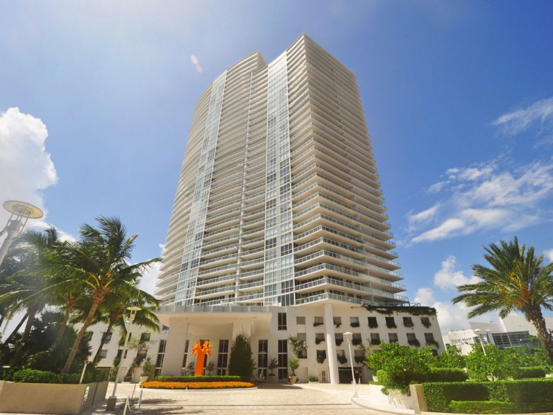 The iconic giants of Miami: Icon Brickell and Icon South Beach Miami by ...